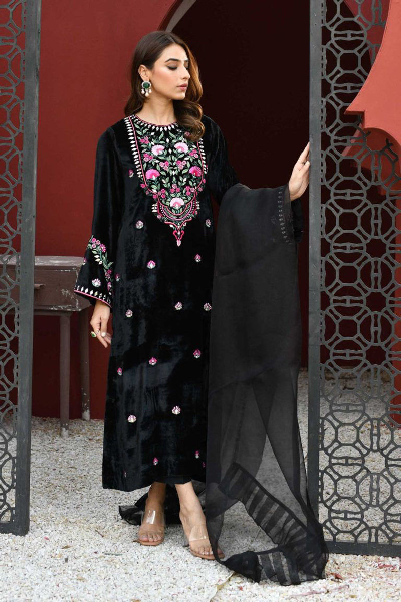 Velvet Luxe – Zona Shaham